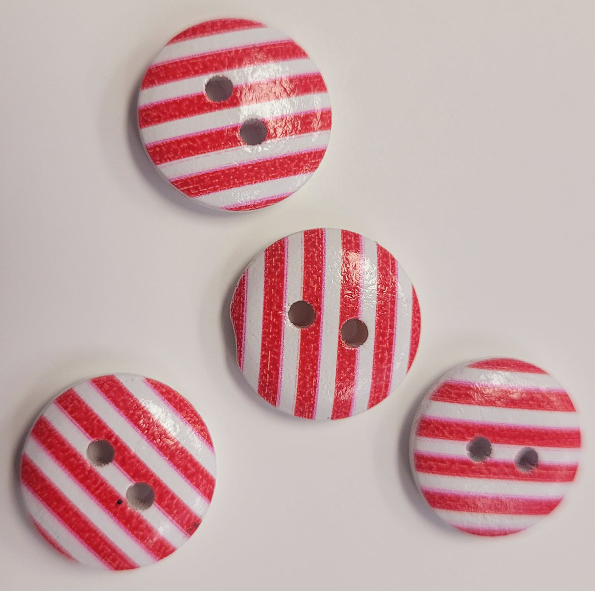Red & White Stripe 2-Hole Button, 15mm 4 Pack – True North Yarn Co.